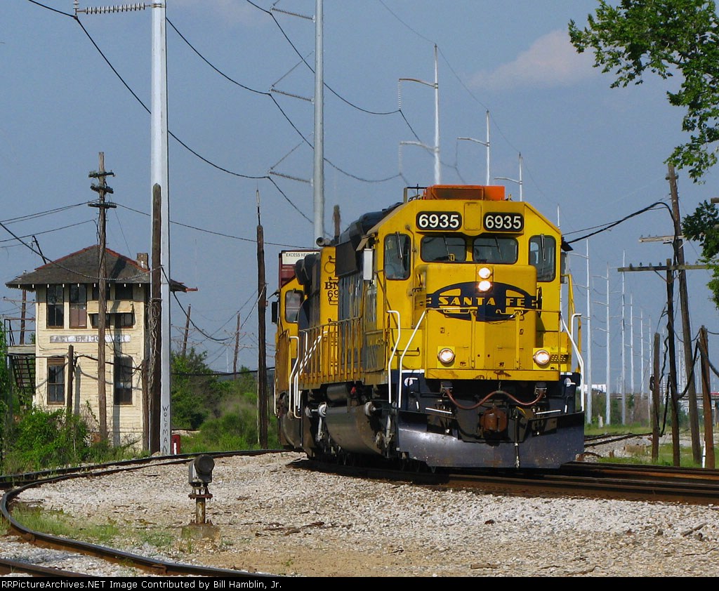 BNSF 6935 at East Bridge